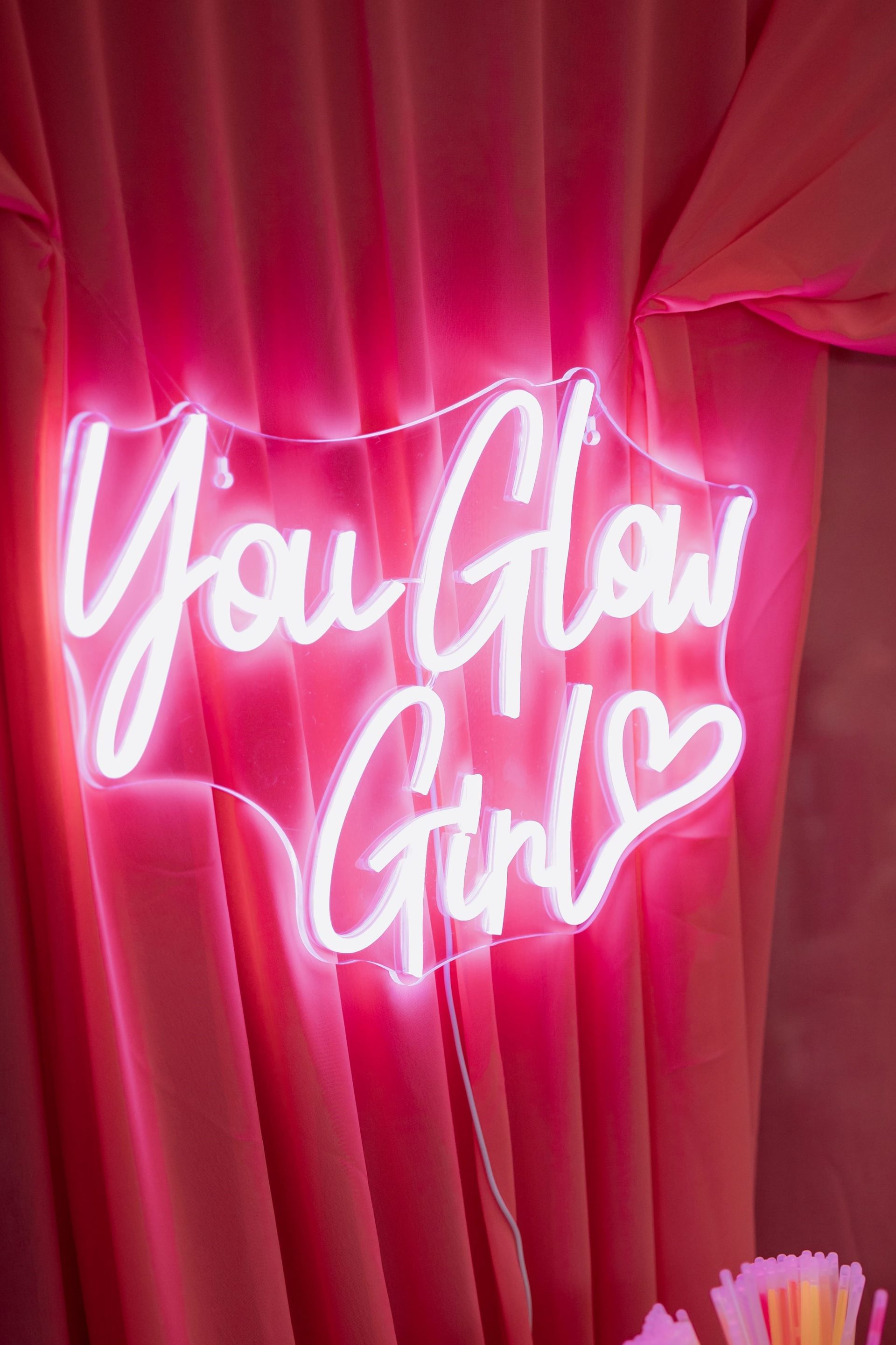 Neón You Glow Girl para eventos - Mesa Presidencial